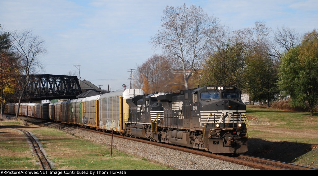 NS 290 continues its easterly journey with a consist of autoracks & COFCs